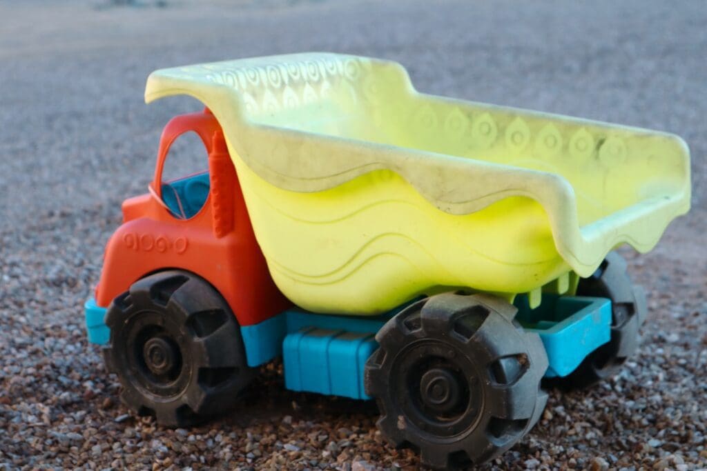 Make a super cool little dump truck craft for kids - Mollers Makes It